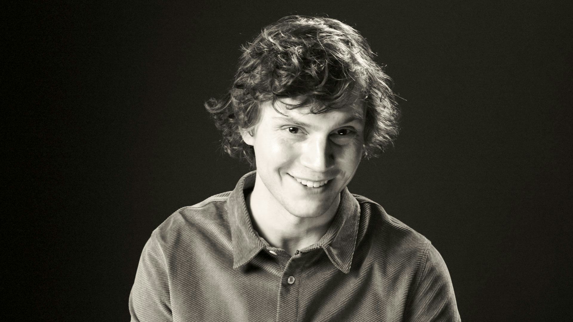 Evan Peters on American Horror Story, MC Hammer Pants, and The Olsen ...