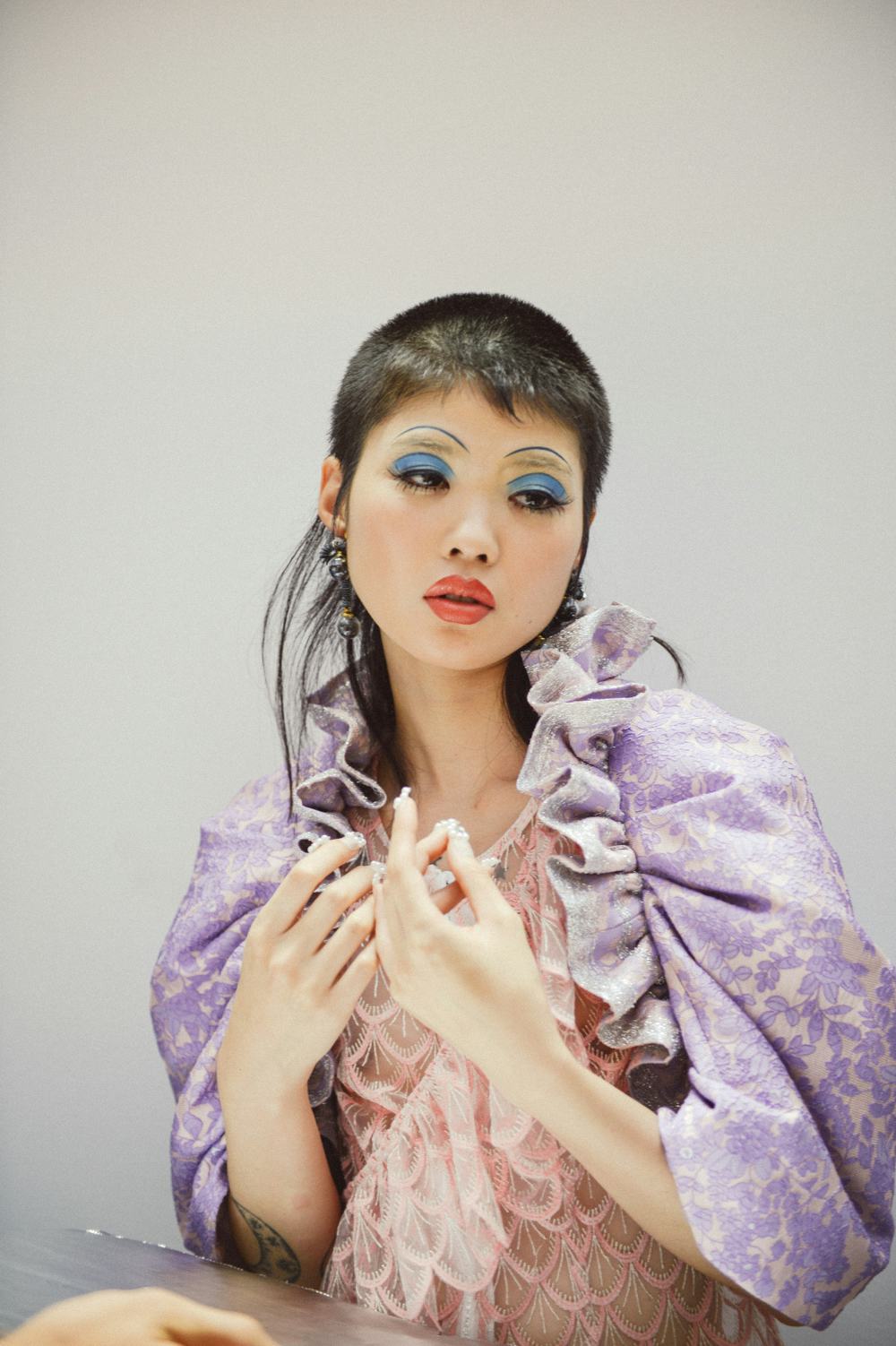 A Convergence of Babydoll Brows and Napoleonic Hats at Ryan Lo Spring 2017