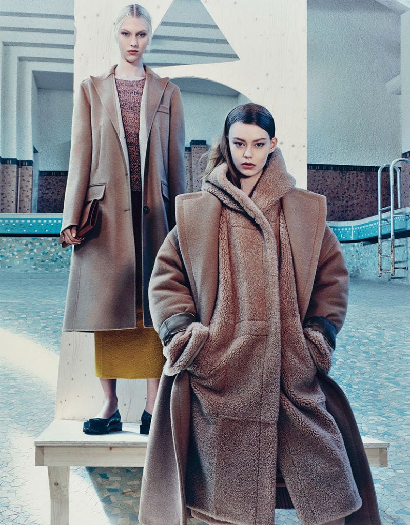 Model Ondria Hardin Has Figured Out the Secret to Just-Rolled-Out-of ...