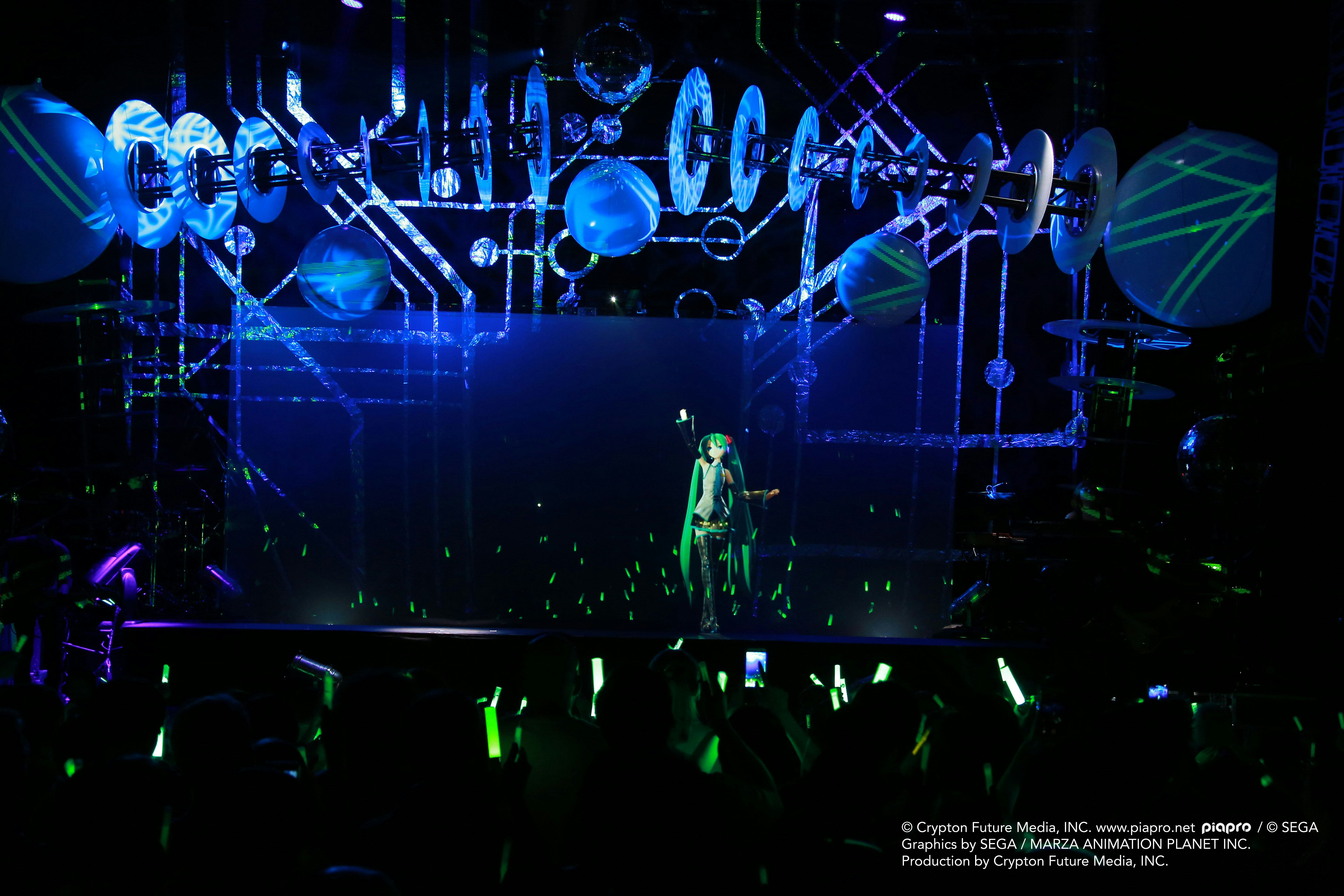 What It’s Like to See a Hologram Perform “Live” In Concert