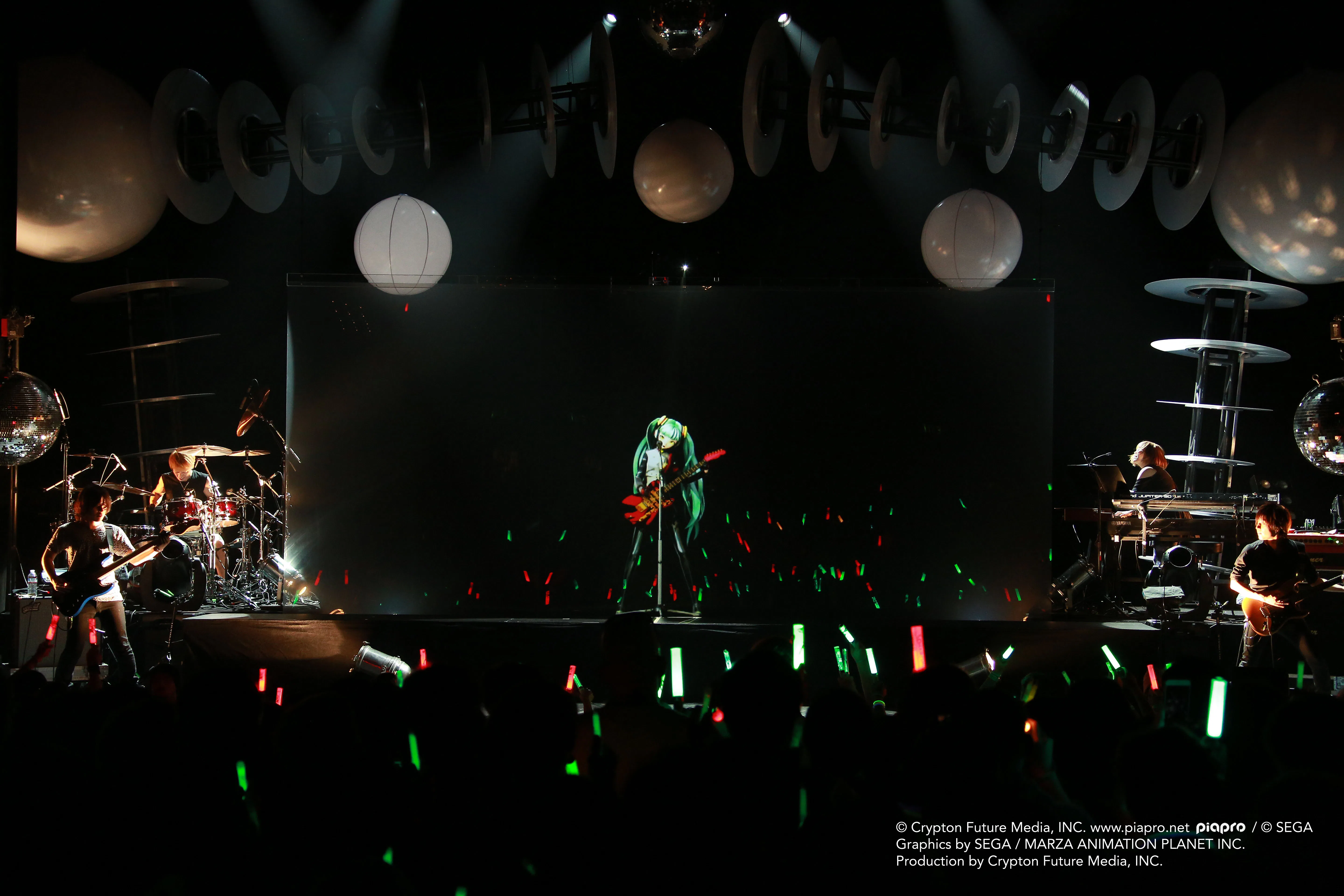 What It’s Like to See a Hologram Perform “Live” In Concert