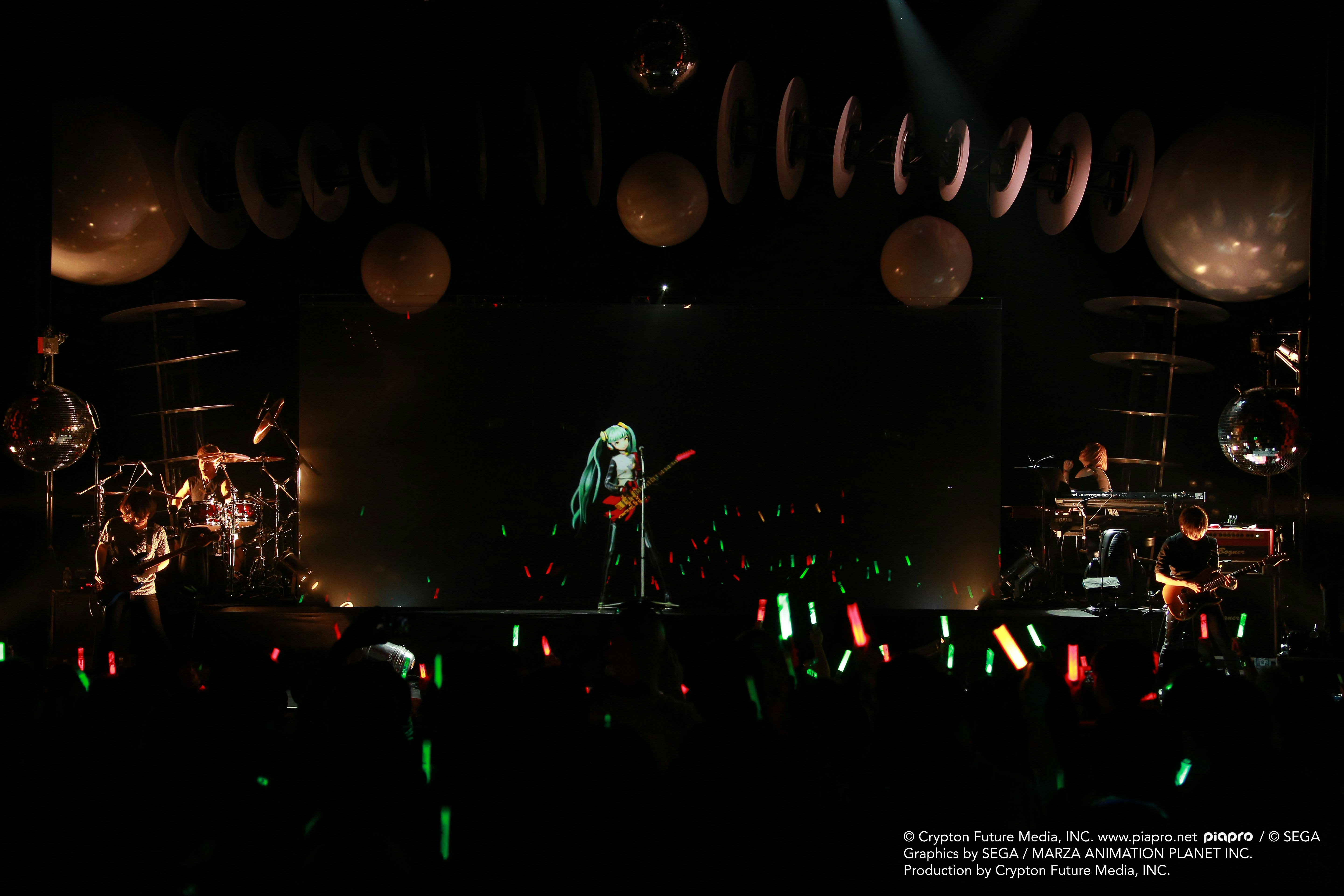 What It’s Like to See a Hologram Perform “Live” In Concert