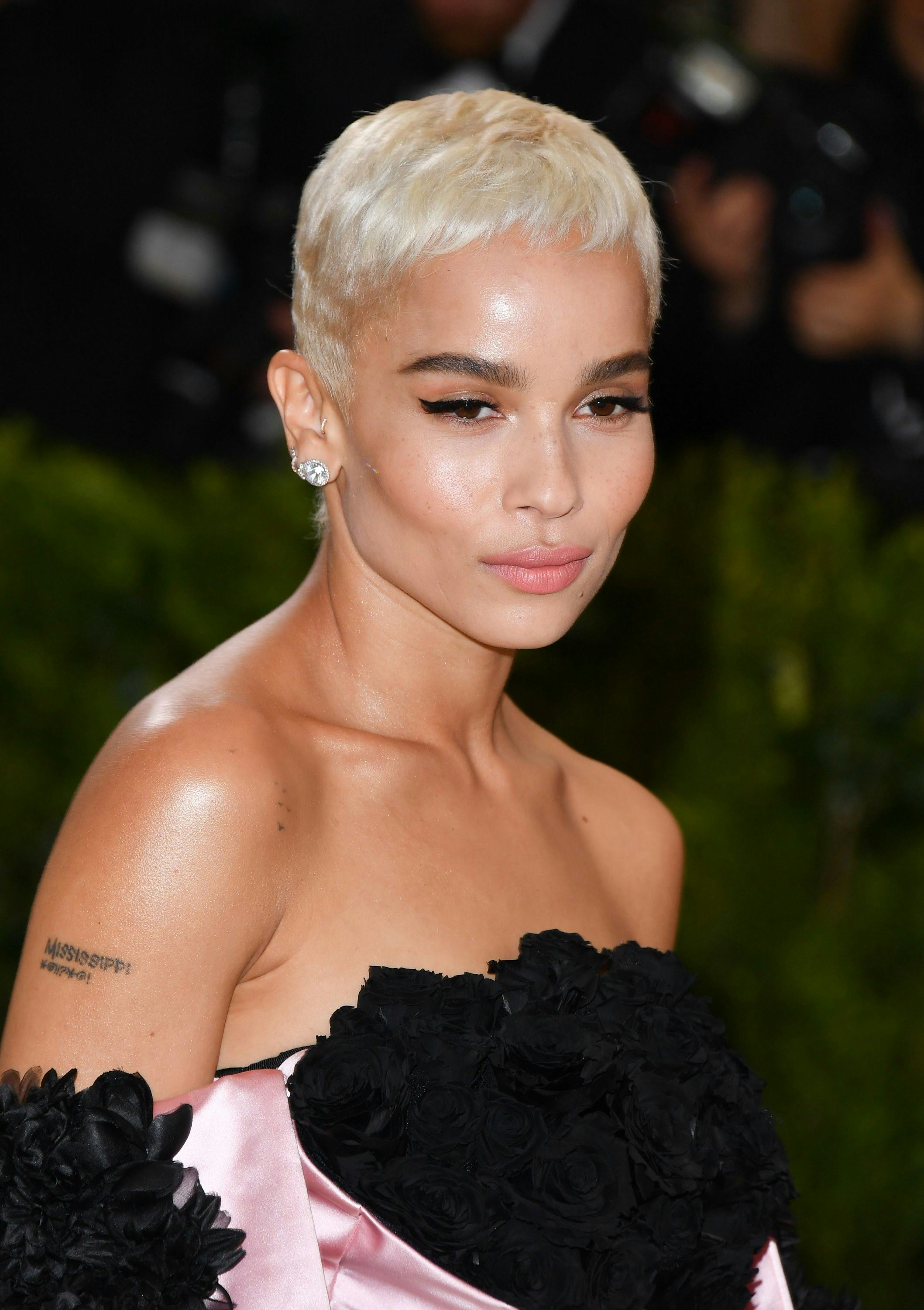 Zoë Kravitz Really Loves Her New Short Hair, Doesn’t Need a Trainer