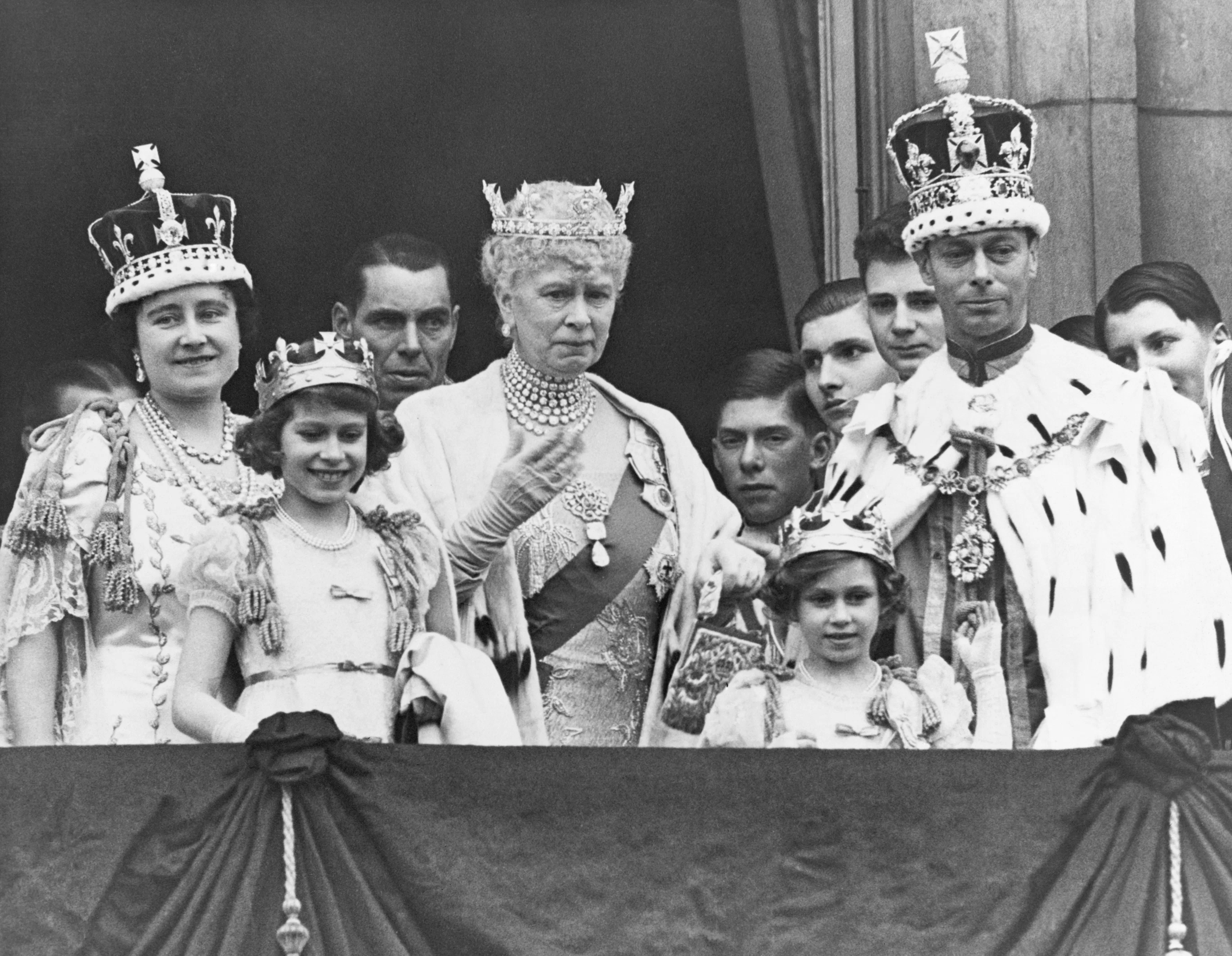 25 Intimate Portraits Of the British Royal Family, From King George VI ...