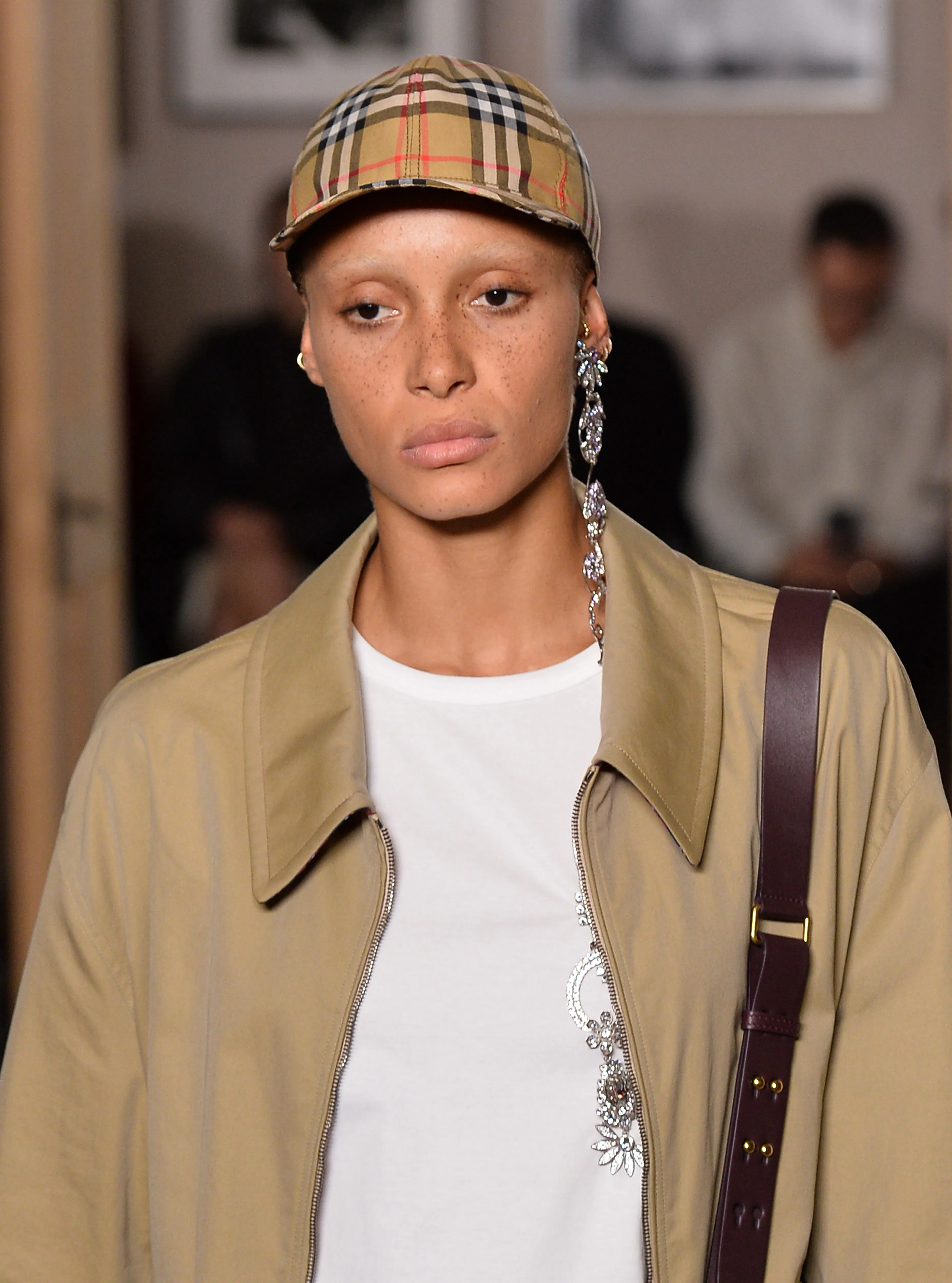 10 Effortless “No Makeup” Looks from Fashion Week To Master This Fall