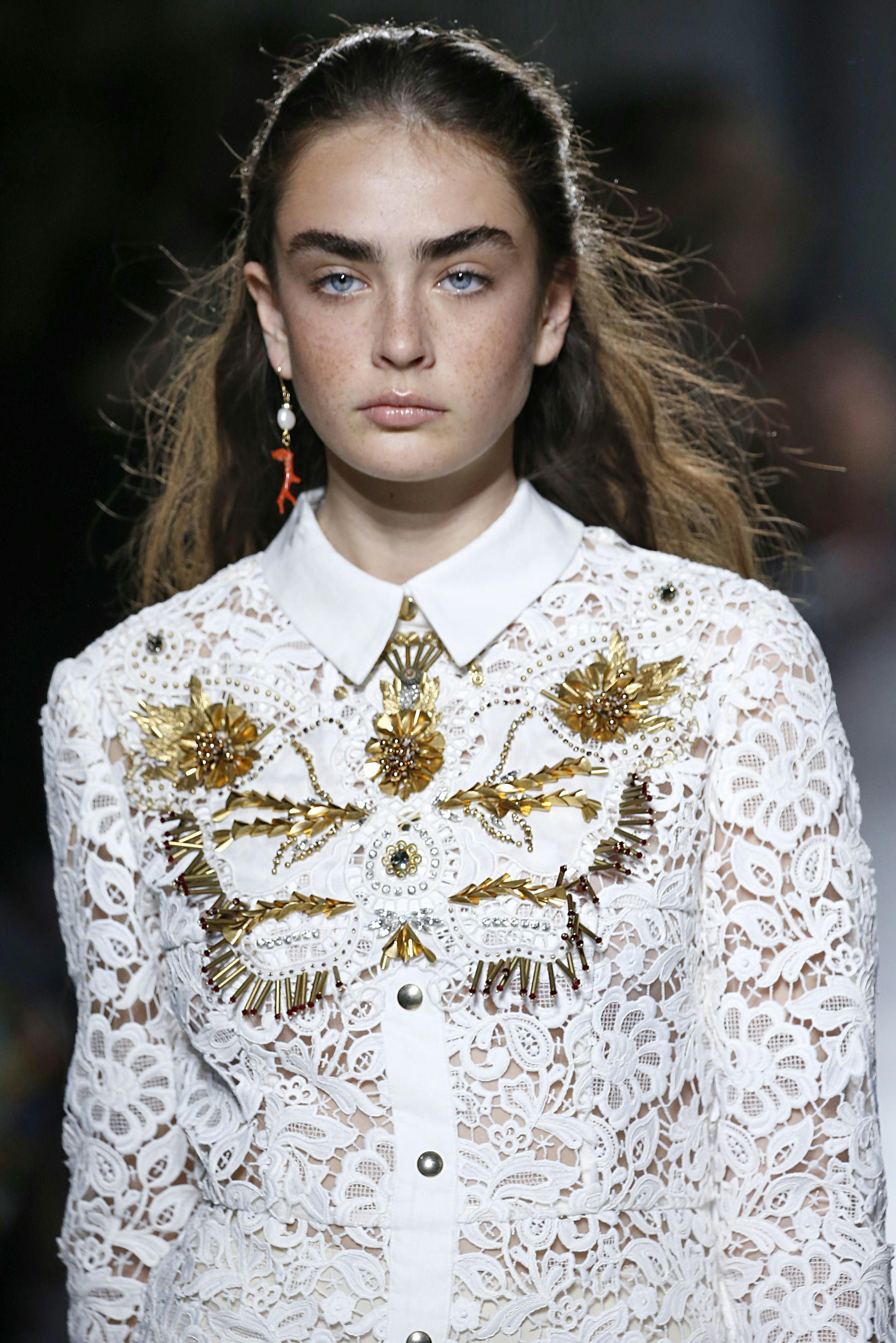 10 Effortless “No Makeup” Looks from Fashion Week To Master This Fall