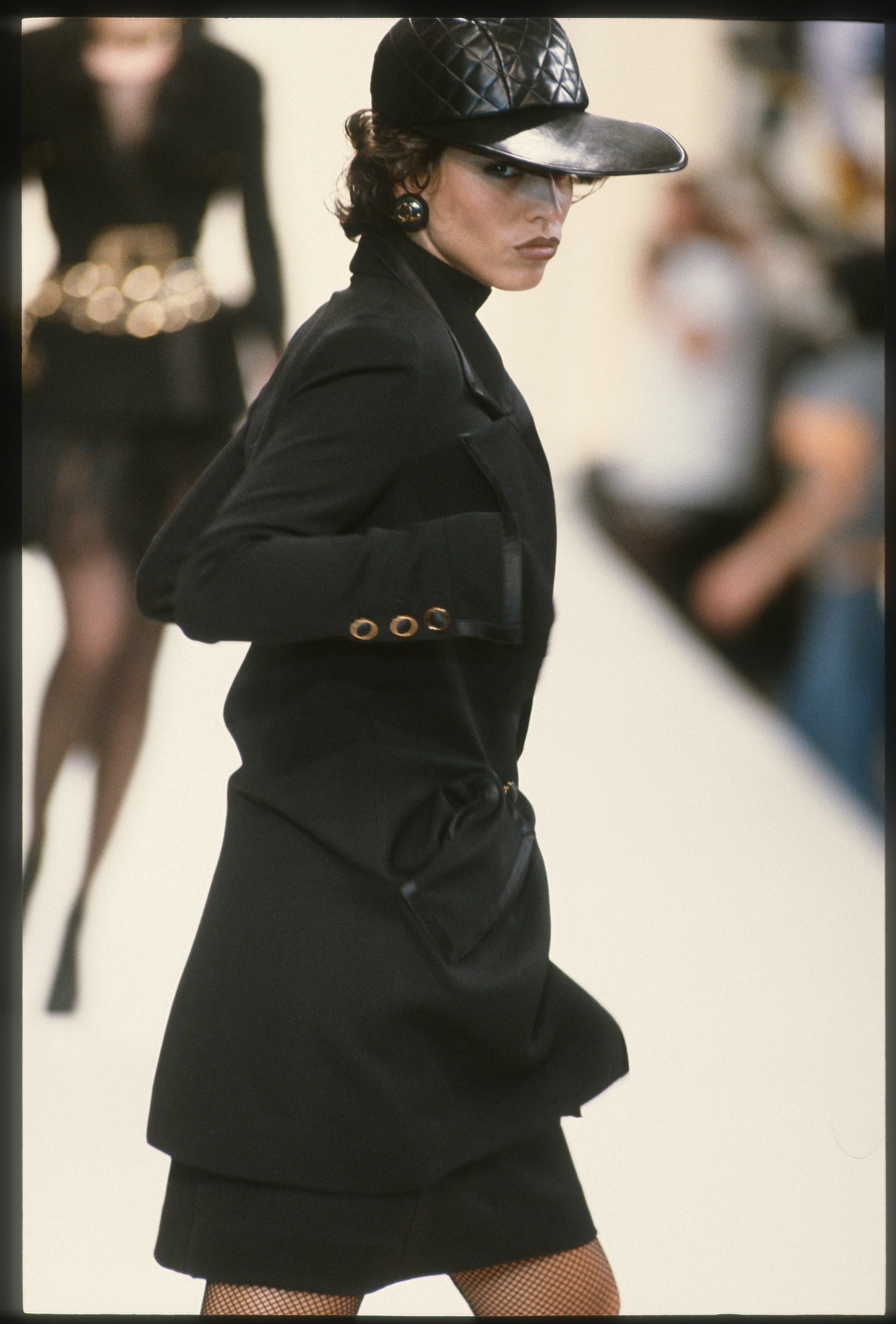Chanel in the ’90s: The Best Supermodel Runway Moments, Including Kate ...