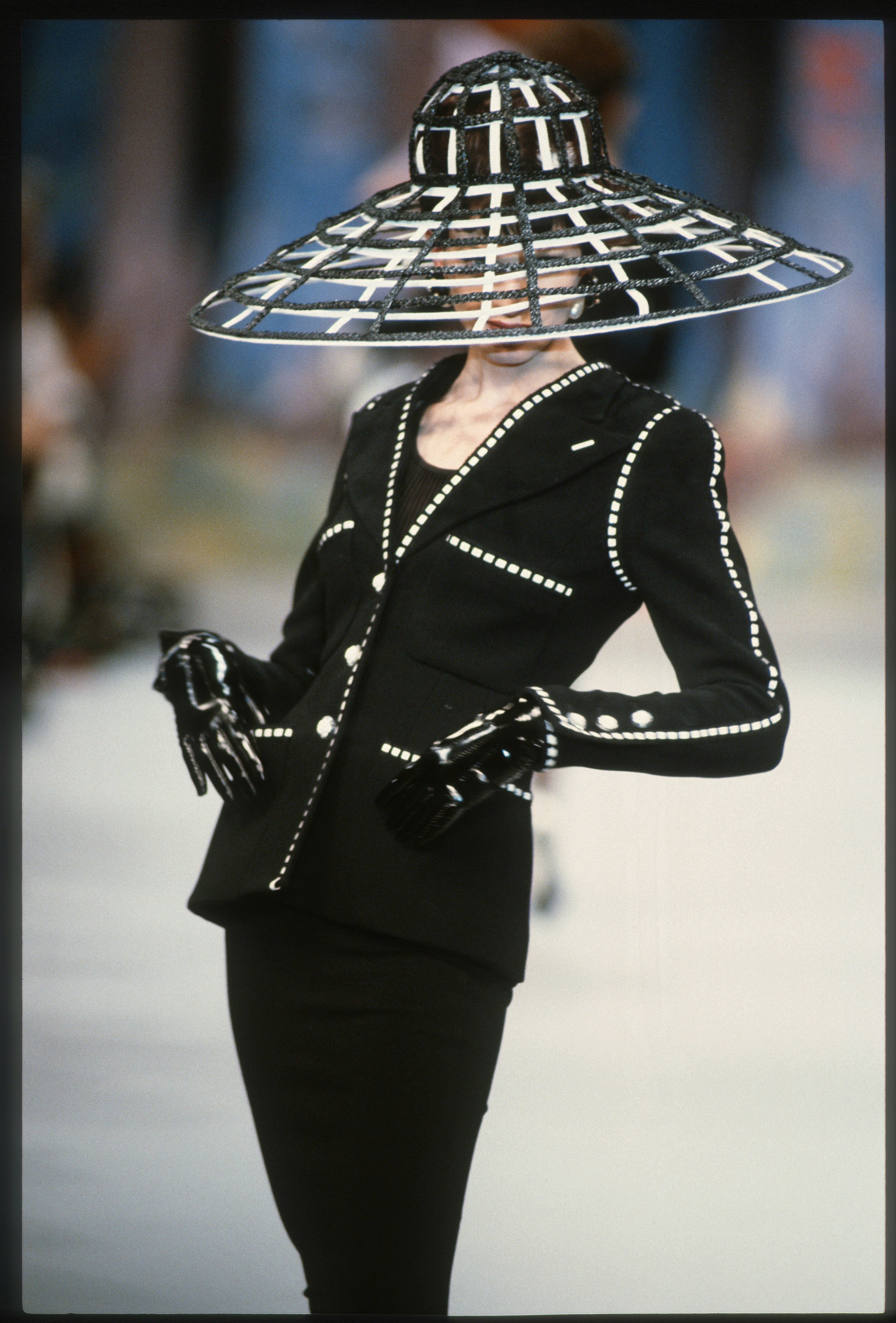 Chanel in the ’90s: The Best Supermodel Runway Moments, Including Kate ...