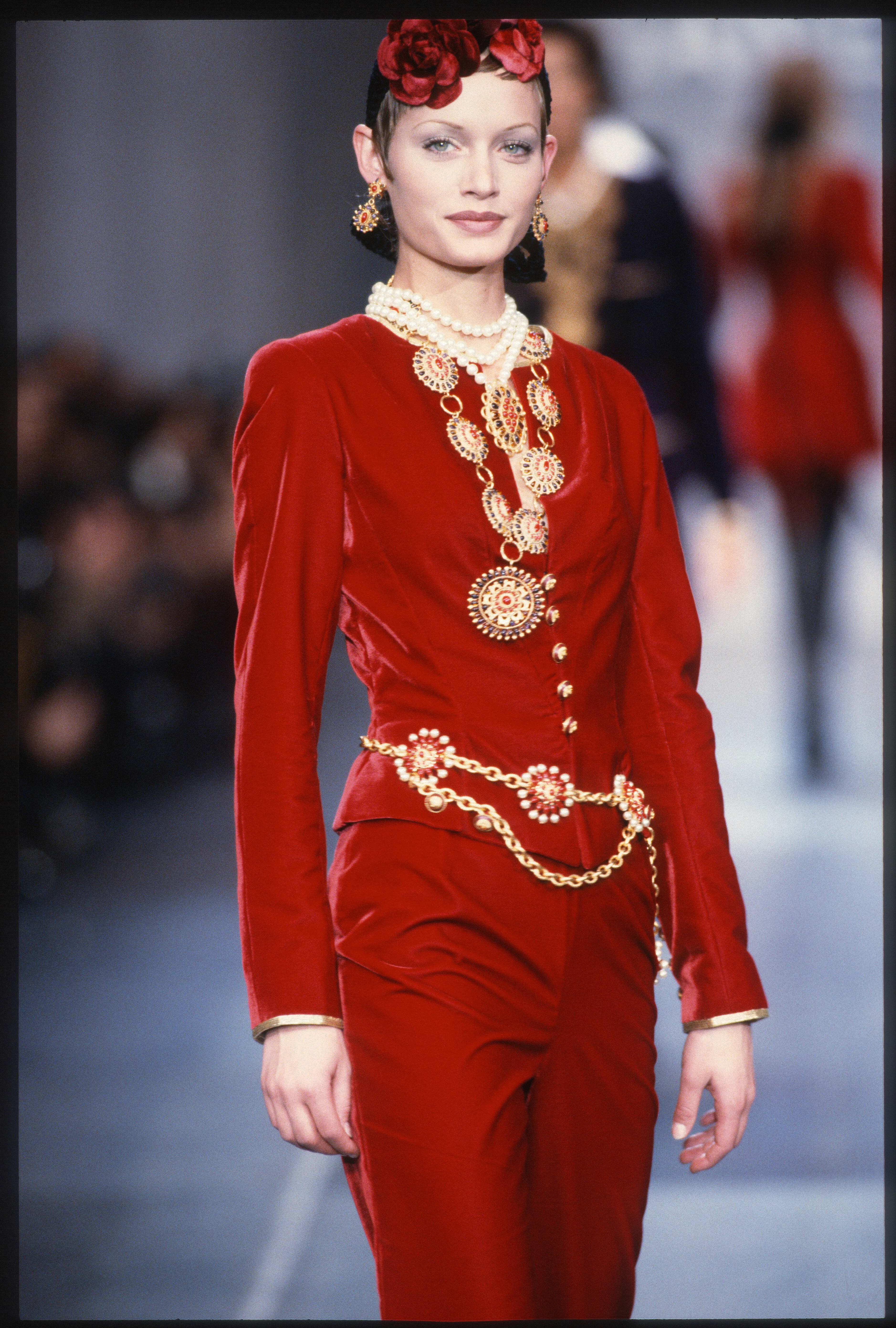 Chanel in the ’90s: The Best Supermodel Runway Moments, Including Kate ...