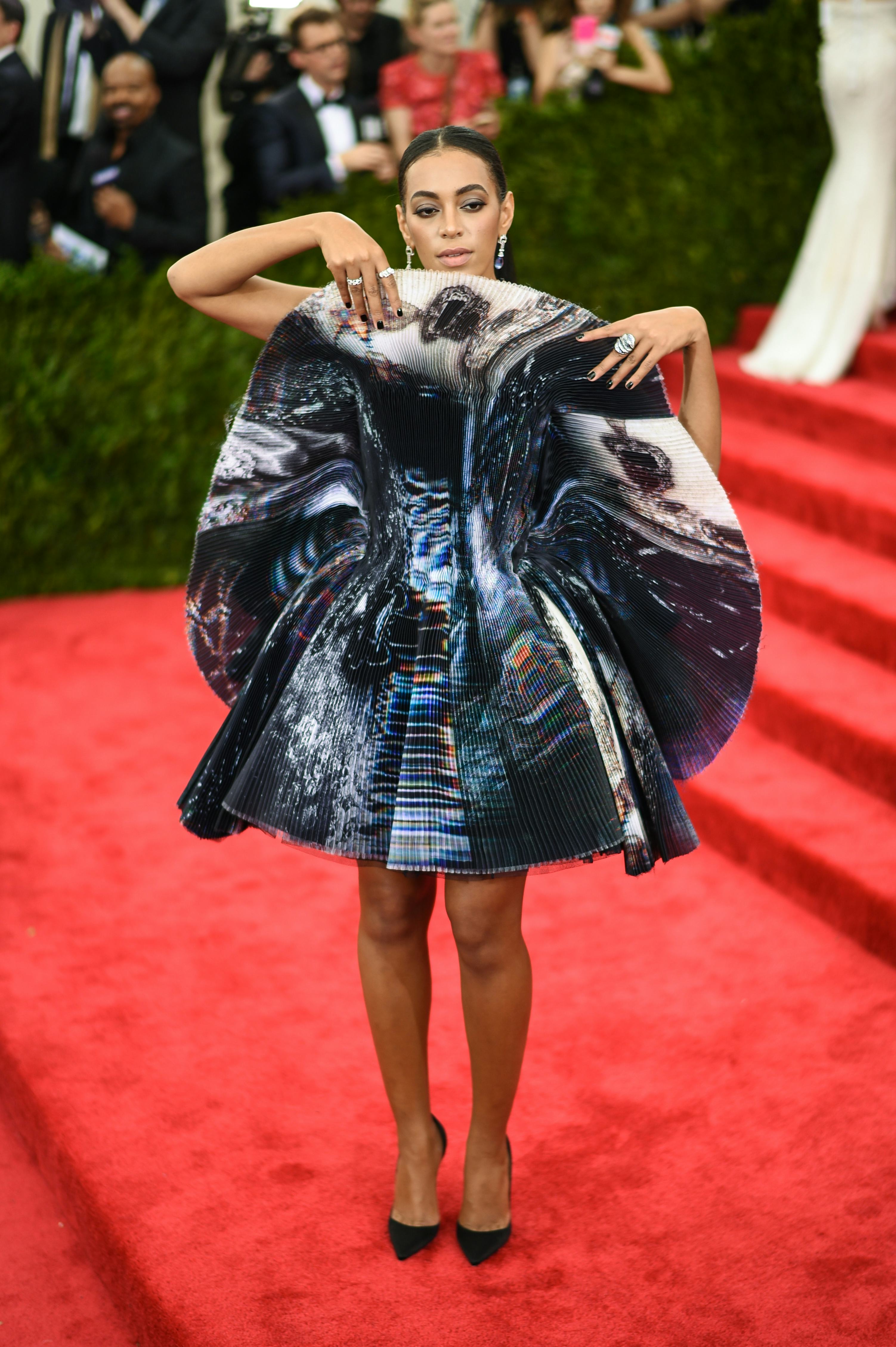 Emily Ratajkowski Debuts Pixie Hair Style Ahead of the Met Gala