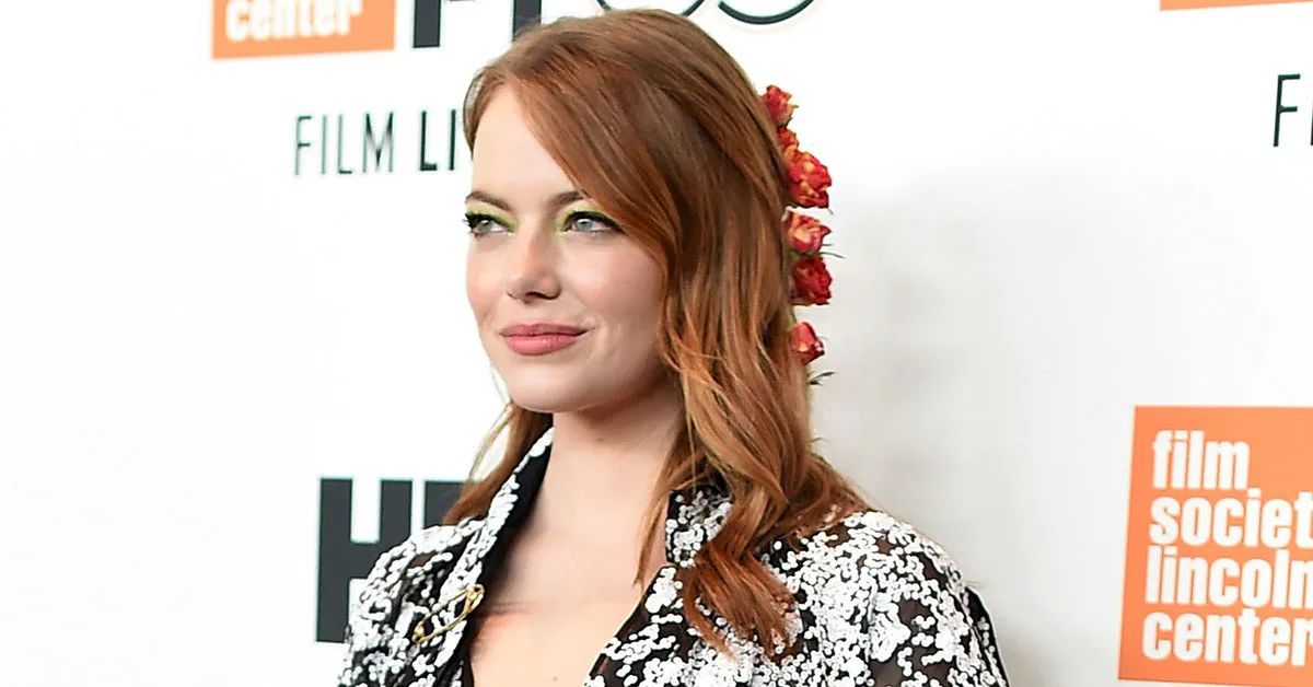 Emma Stone Wore Fresh Roses in Her Hair at “The Favourite” Premiere