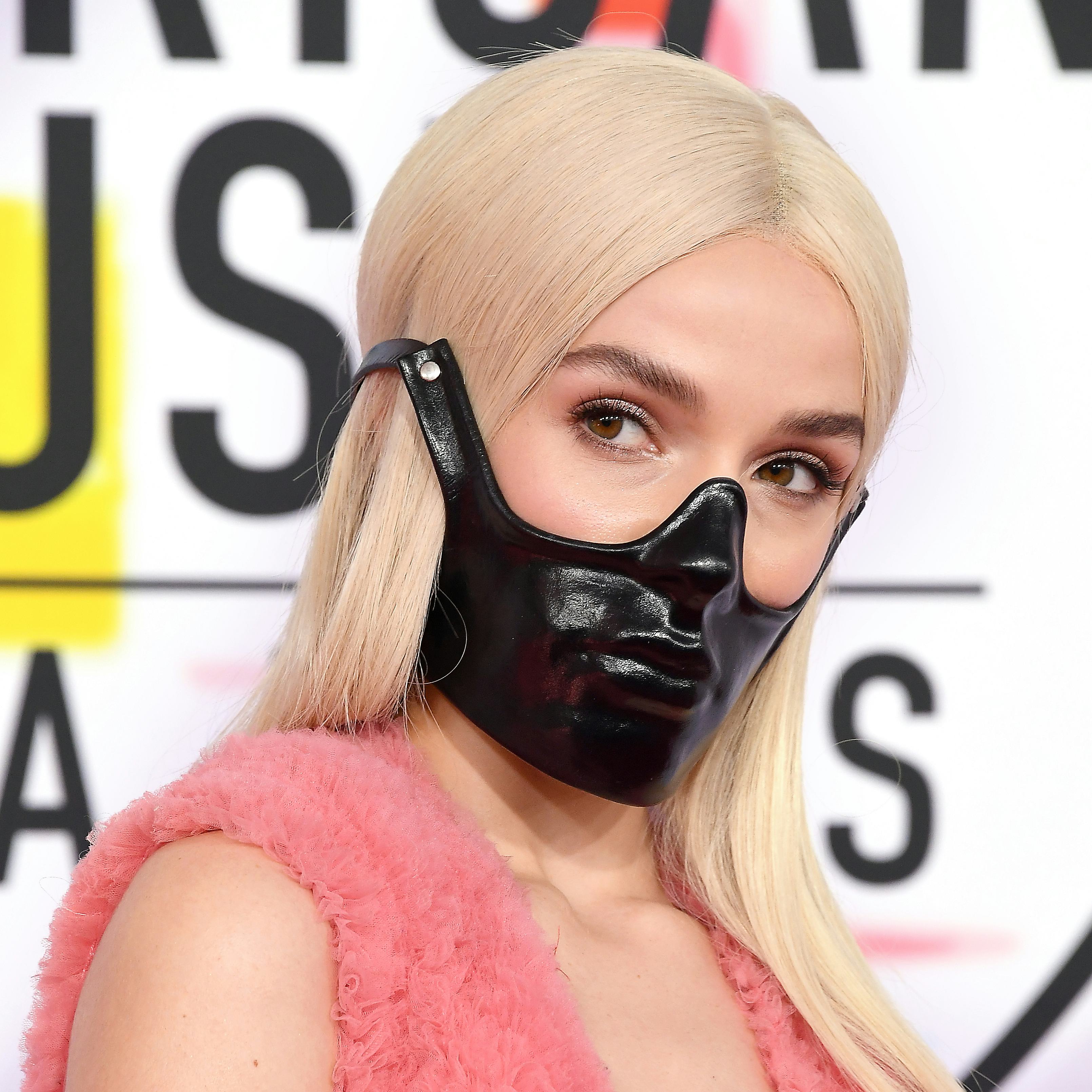 Poppy Wore a Black Latex Mask to the 2018 American Music Awards