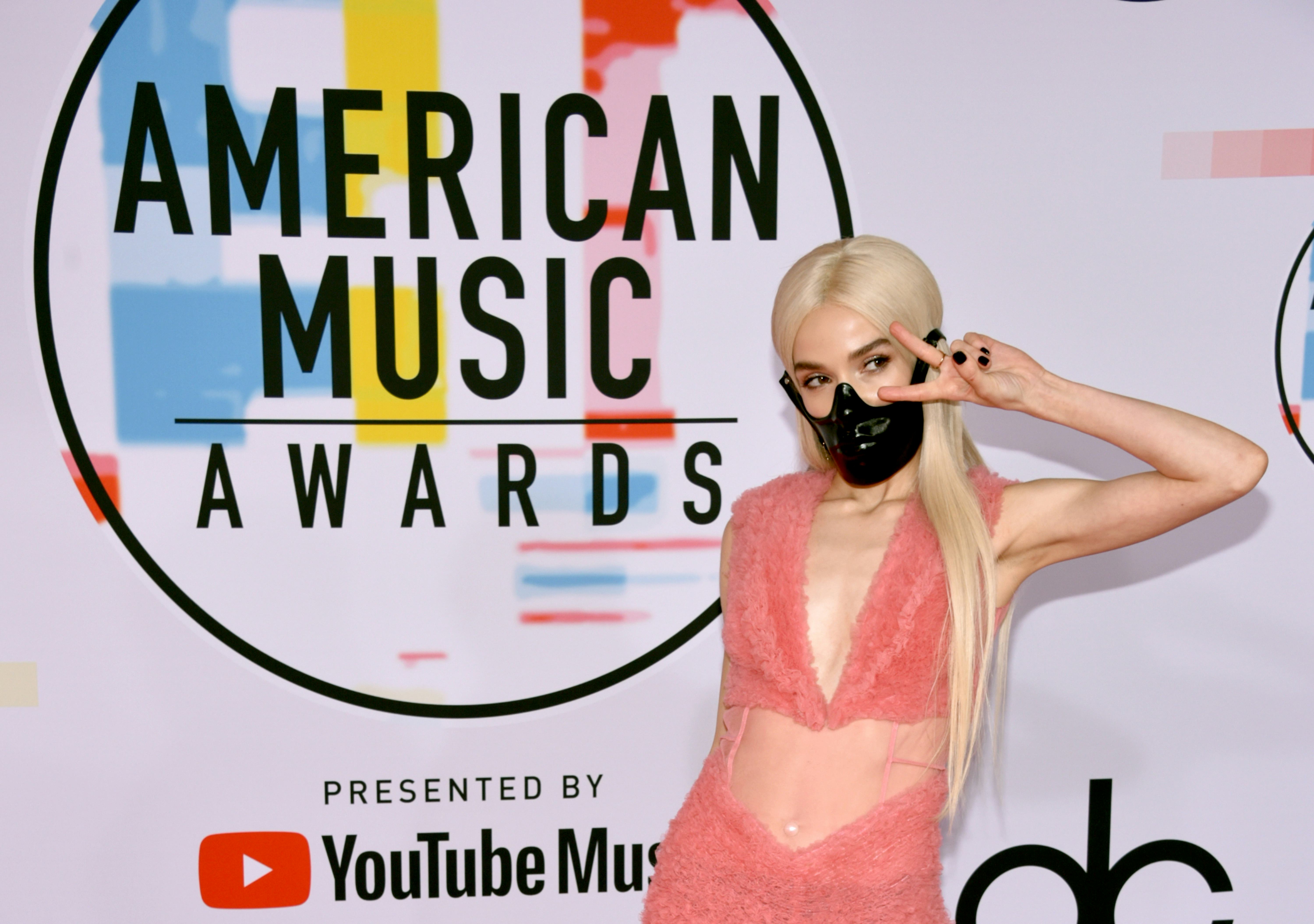 Poppy Wore a Black Latex Mask to the 2018 American Music Awards