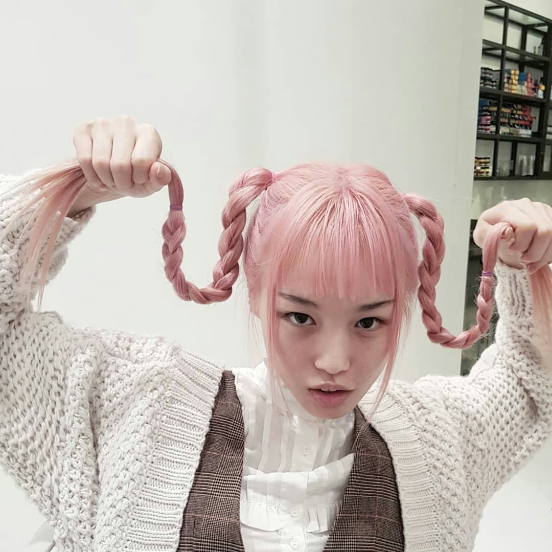 Suki Waterhouse’s Pink Highlights, Hailey Baldwin’s Glowing Skin, and ...