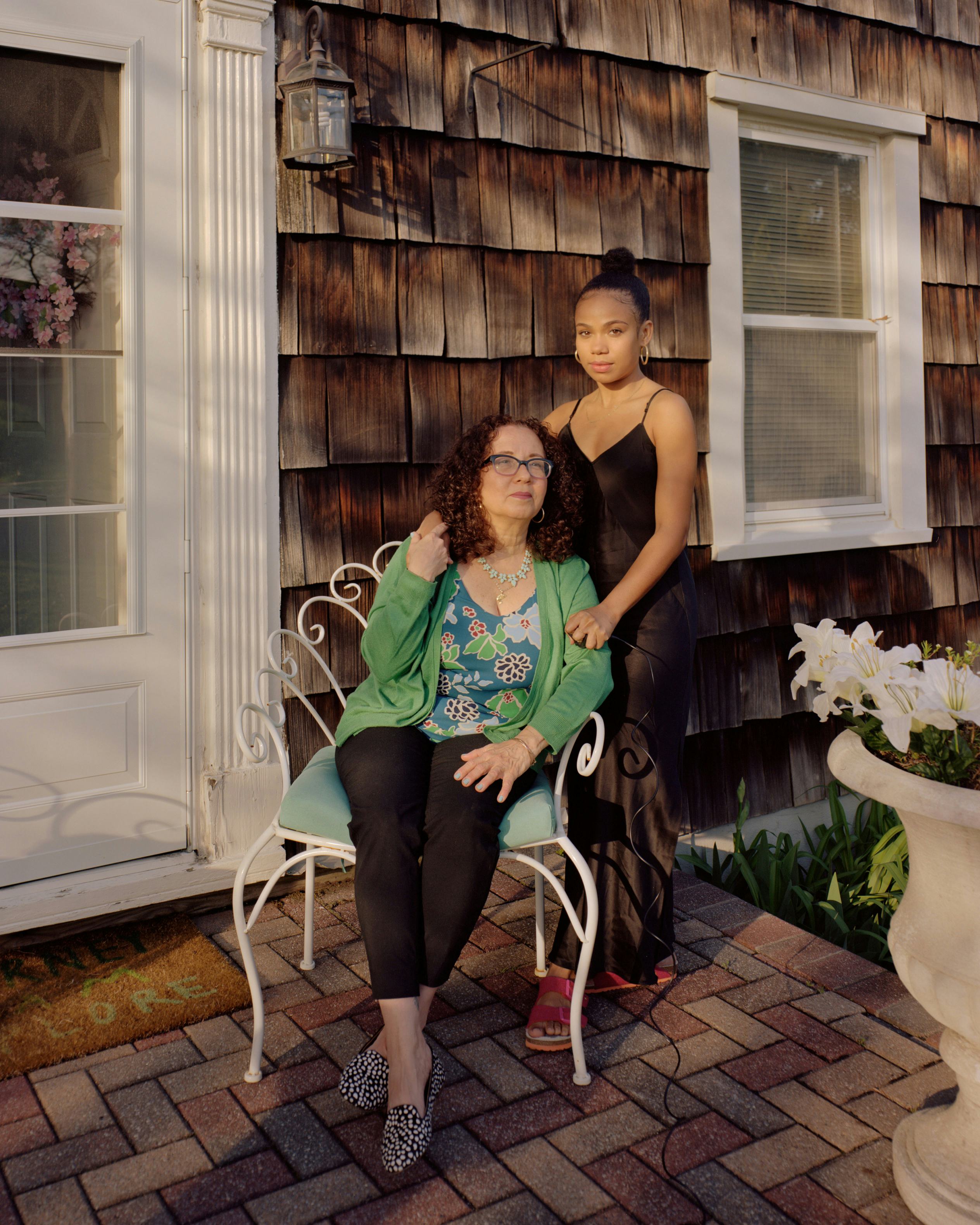 27 Photographers’ Portraits of Their Moms, From Loving to Unapologetic