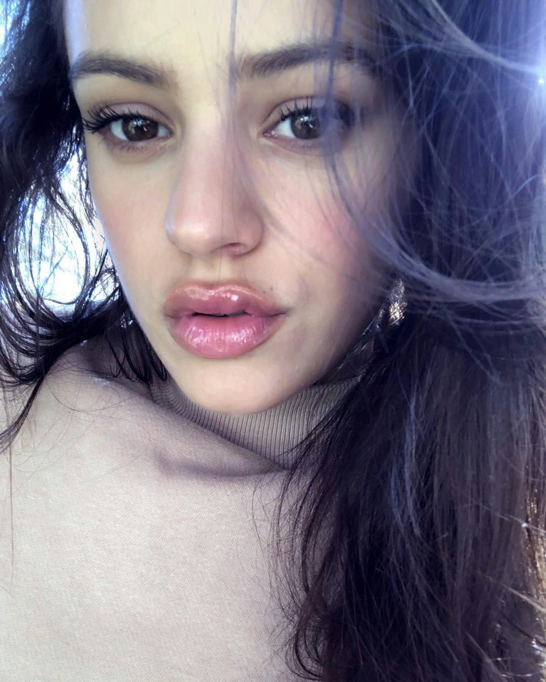 Rosalía’s Most Daring Beauty Looks, From Red Brows to Louis Vuitton Lips