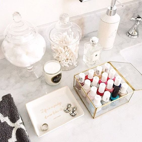 28 Pretty Ways To Organize Your Vanity Before The New Year