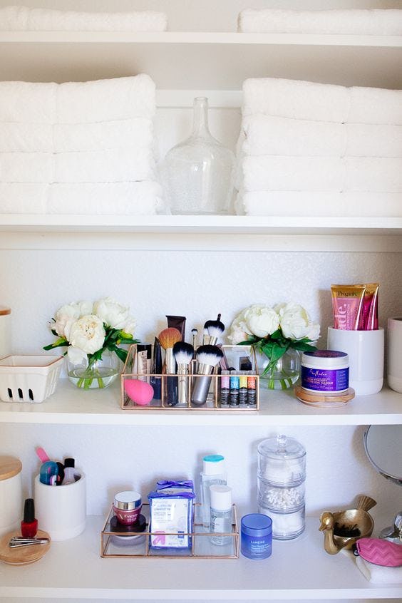 28 Pretty Ways To Organize Your Vanity Before The New Year