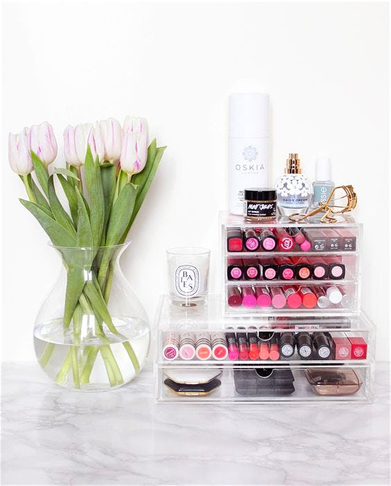 28 Pretty Ways To Organize Your Vanity Before The New Year