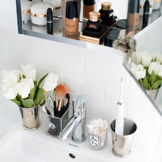 28 Pretty Ways To Organize Your Vanity Before The New Year